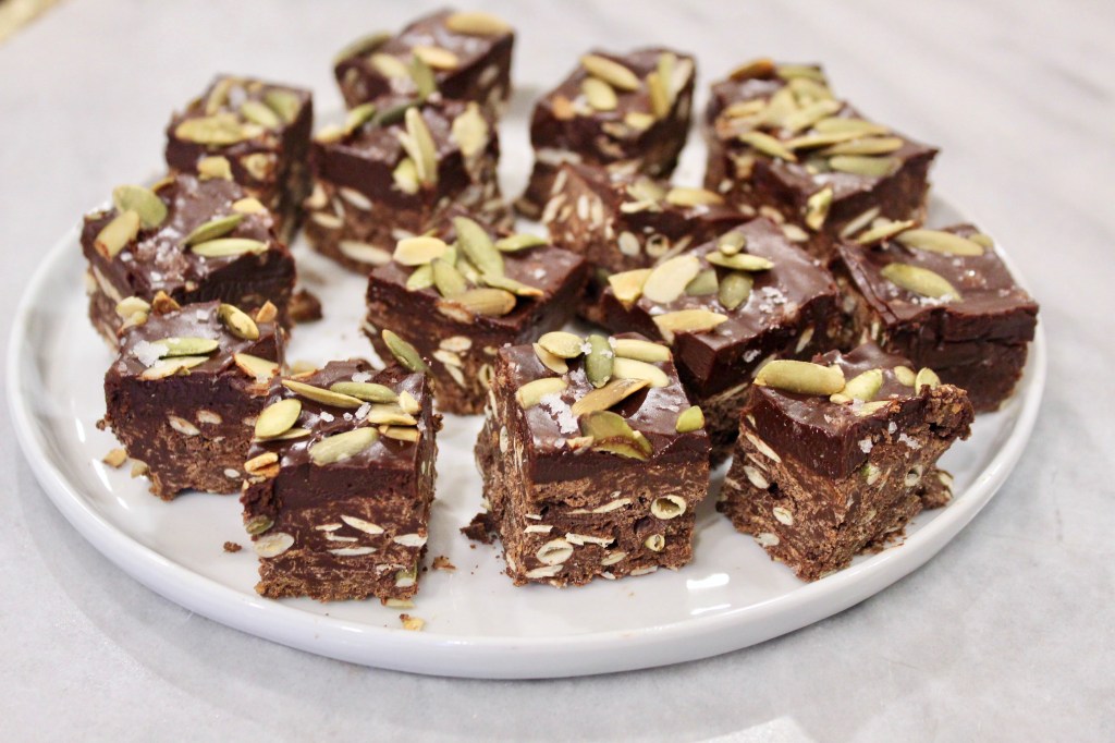 Salted Dark Chocolate Pepita Crunch Bars (No Bake) – Crunchy Salty Sweet